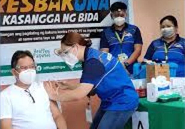 Resbakuna sa QC District 2 health workers, umarangkada na | Police ...