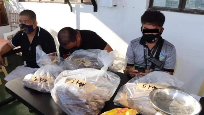 2 lalaking nagbebenta ng agarwood arestado ng NBI sa QC - Pure ... 2 lalaking nagbebenta ng agarwood arestado ng NBI sa QC - Pure ...