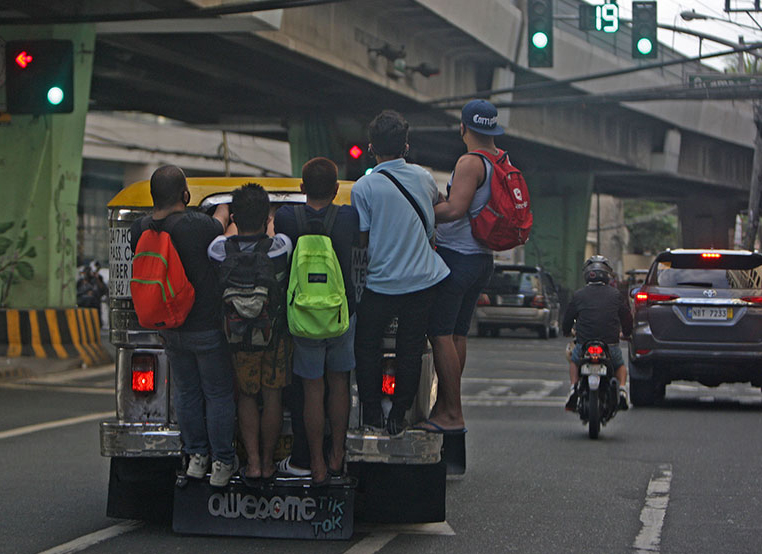 Tayuan sa bus, pagsabit sa jeep bawal parin sa Alert Level 1 - MMDA ...