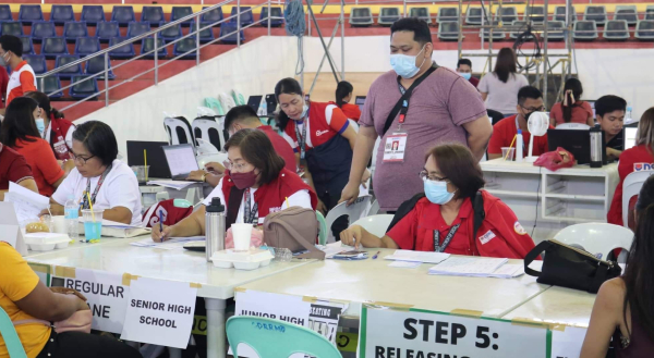 Higit P300M educational assistance naipamahagi na ng DSWD | Police ...