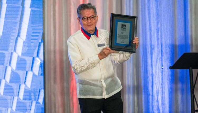 Coach Delfin Boholst at Charly Suarez... Eugene Torre iniluklok bilang ...