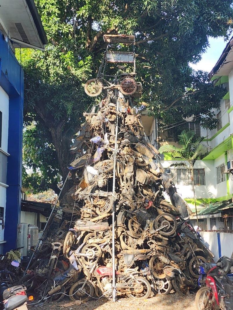 X Mas Tree Sa Tagoloan Municipal Police Station Gawa Sa Na Impound Na Motorsiklo Police Files