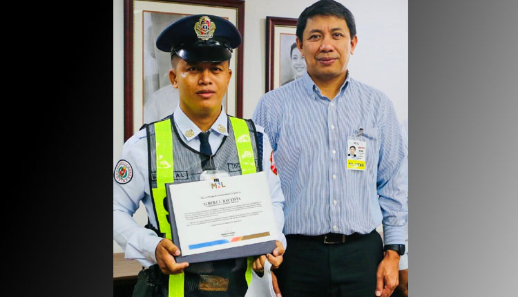 Airport guard pinarangalan ni MIAA GM dahil sa katapatan | Police Files ...