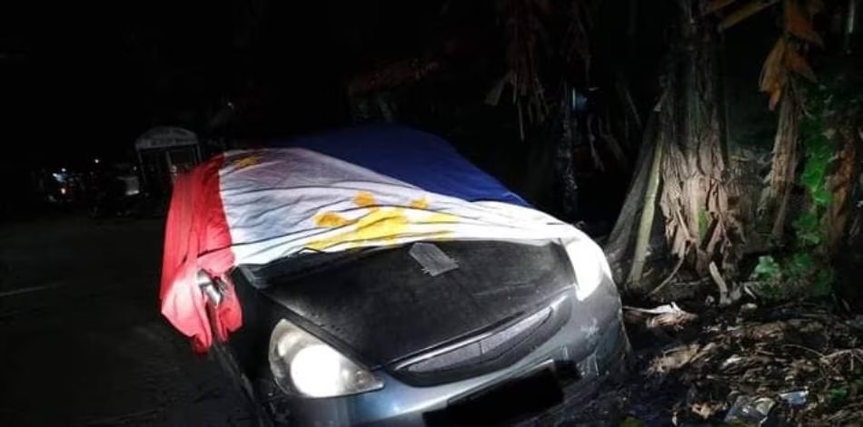 Lalaking ginawang pantakip ng sasakyan ang watawat ng Pilipinas ... Lalaking ginawang pantakip ng sasakyan ang watawat ng Pilipinas ...