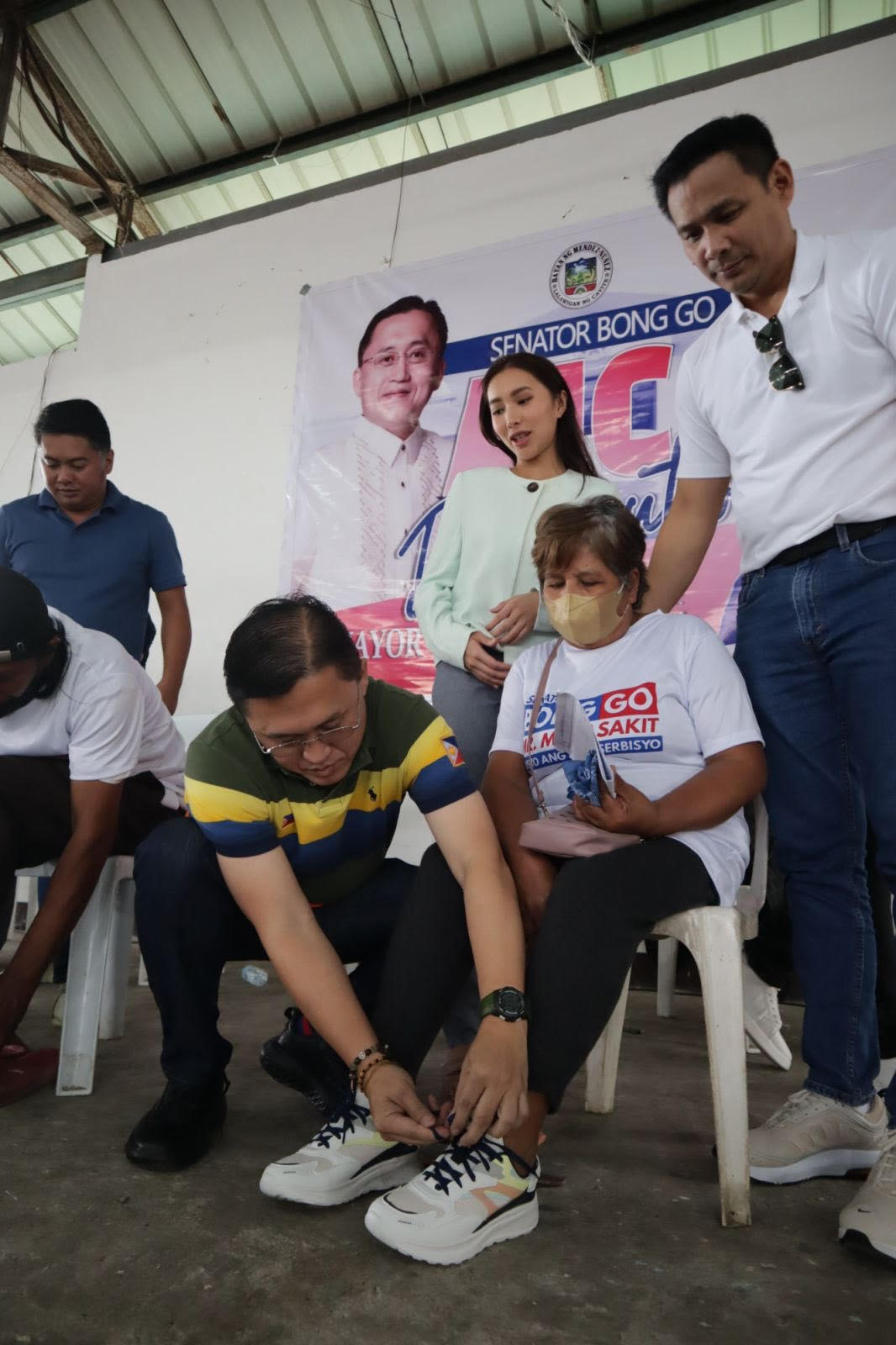 PWDs, solo parents sa Mendez, Cavite inayudahan ni Bong Go | Police ...