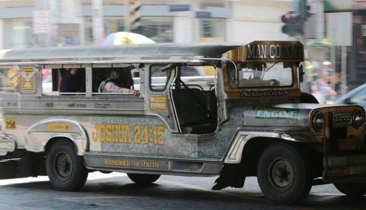 Pulis kinaladkad ng sinitang jeepney driver | Police Files! Tonite