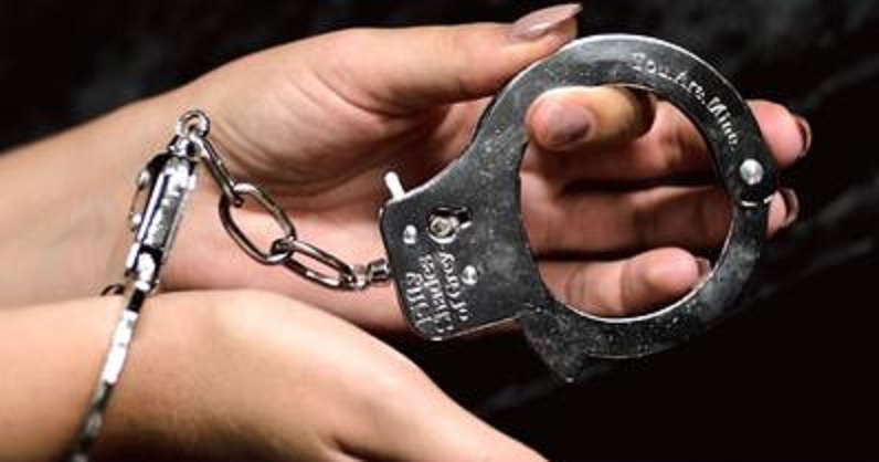 Tanga! Pulis escort natakasan ng babaeng preso | Police Files! Tonite