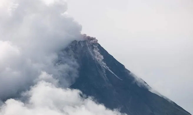 Bulkang Mayon itinaas na sa alert level 2 | Police Files! Tonite