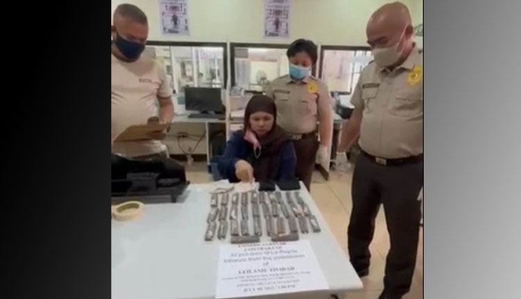 BEBOT NA BUMISITA SA NEW BILIBID PRISON, TIMBOG SA KONTRABANDONG TABAKO ... BEBOT NA BUMISITA SA NEW BILIBID PRISON, TIMBOG SA KONTRABANDONG TABAKO ...