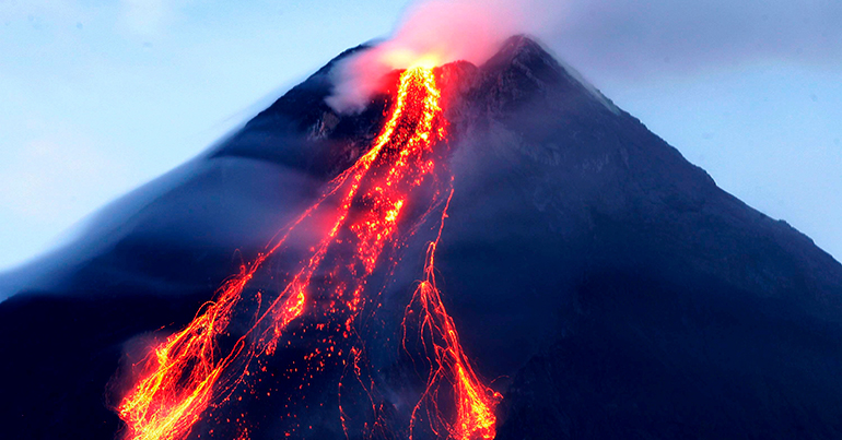 Lava flow ng Bulkang Mayon nasa 2.7km na! | Police Files! Tonite