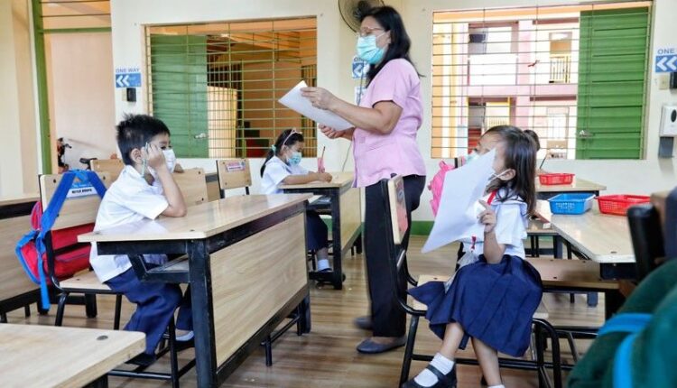 Dagdag sweldo ng mga guro pinag-aaralan pa ng Marcos admin | Police Files! Tonite