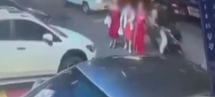 Bebot hinablutan ng bag, nakaladkad ng snatcher na nakasakay sa ...