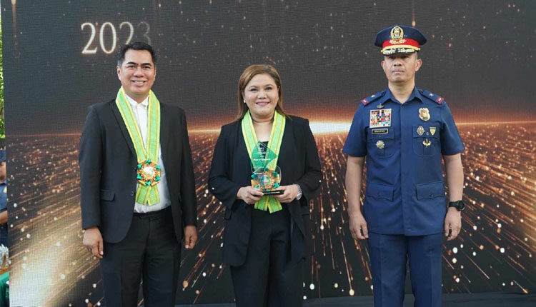 EMPLEYADO, OPISYAL AT UNIT NA MAY OUTSTANDING PERFORMANCES, TUMANGGAP ...