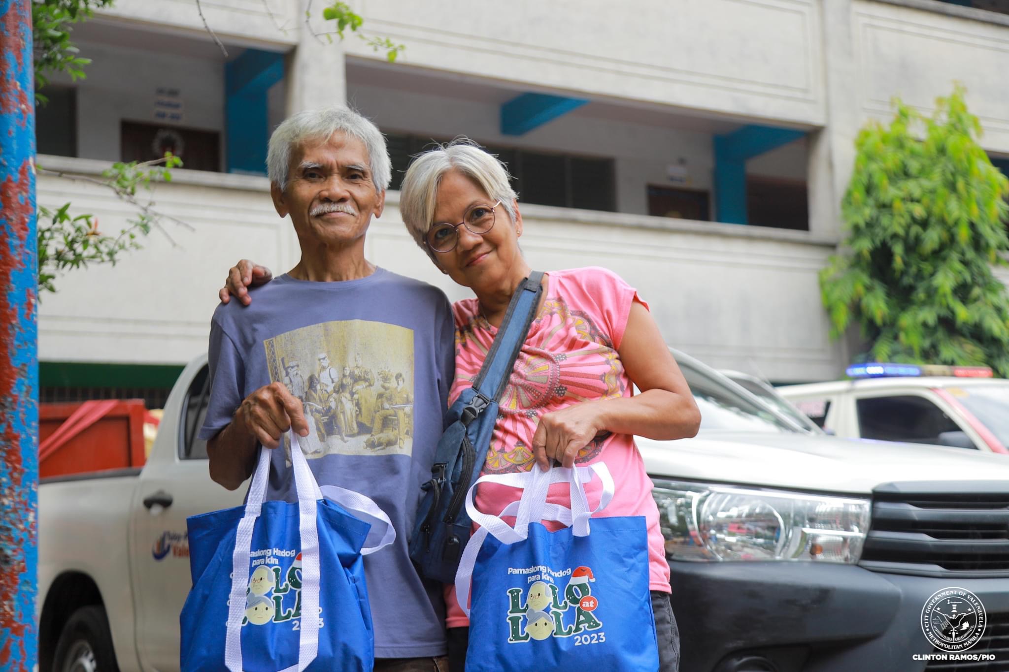 MGA LOLO.AT LOLA , READY NA ANG PAMASKONG HANDOG SA VALENZUELA CITY ...