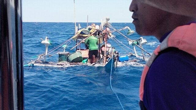 2 mangingisda nasagip sa lumubog na bangka | Police Files! Tonite