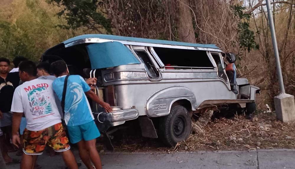 Dyip galing outing sumalpok sa puno: 2 patay, 22 sugatan | Police Files ...