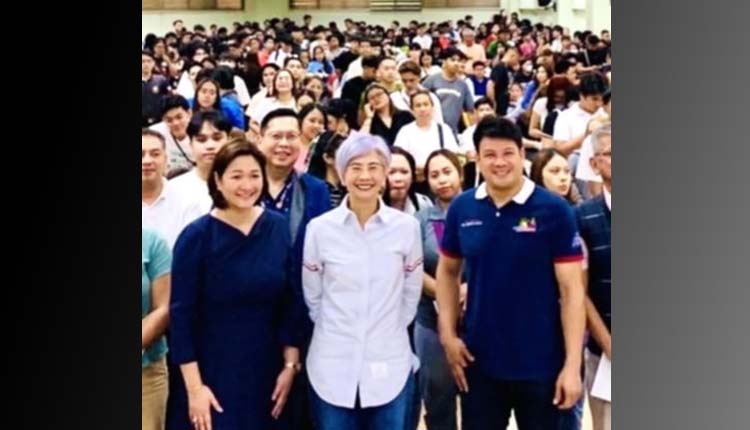 Libo-libong graduating students ng UdM/PLM niregaluhan nina Mayor Honey, VM Yul ng P2K bawat isa ...