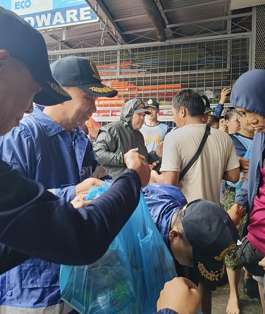 NPD Director namahagi ng relief goods at umalalay sa mga stranded ...